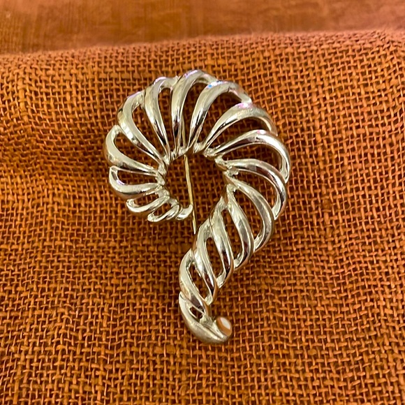 Lisner Jewelry | Jewelry | Vintage Lisner Silver Tone Swirl Shell ...